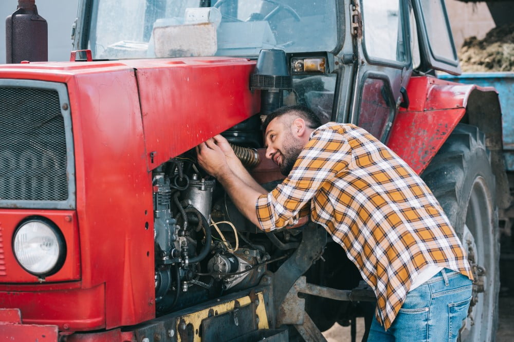 3 fotogaver til en person der elsker sin traktor og sine havemaskiner ...